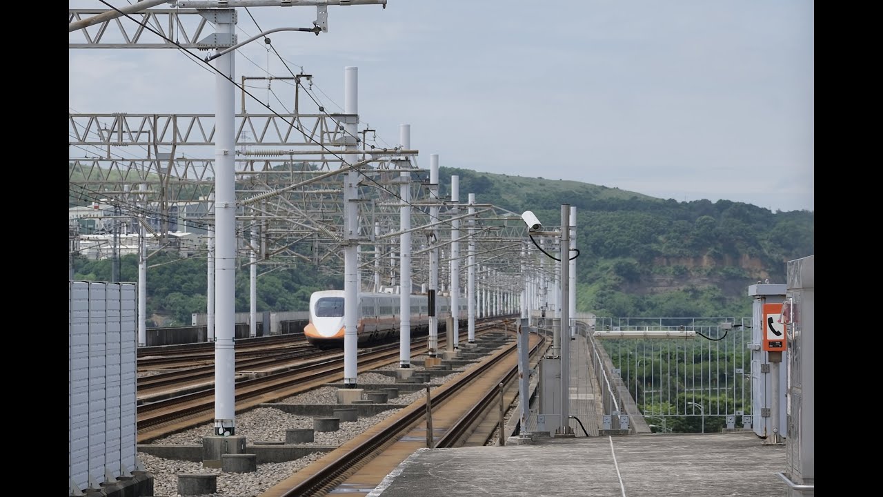 Taiwan High Speed Rail - Trains rushing past station - YouTube