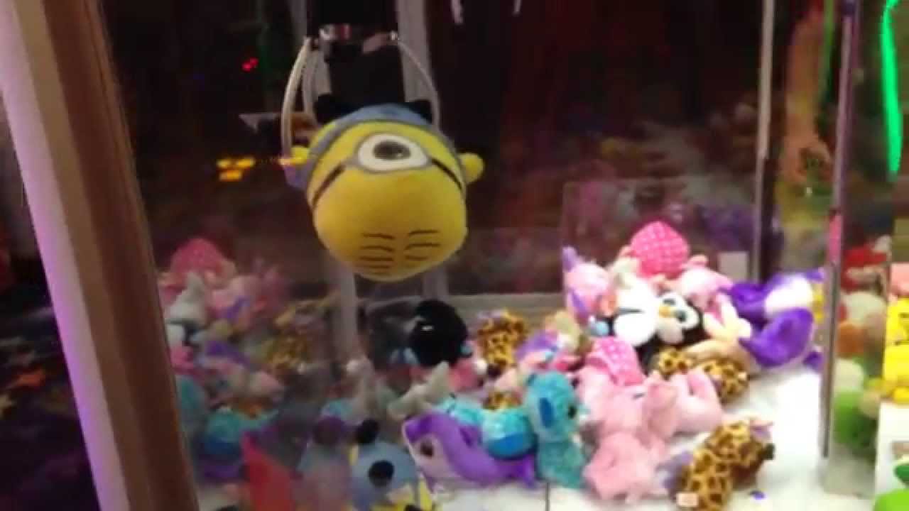 Yoshi & Despicable Me Minion Stuck in Elaut Claw Machine Grip ...