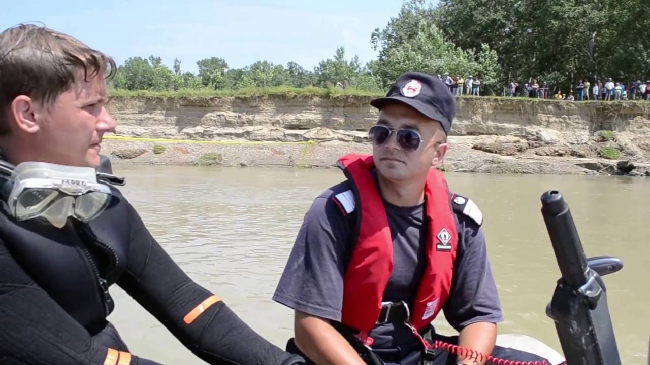 Căutare persoane înecate în râul Suceava, la Liteni - YouTube