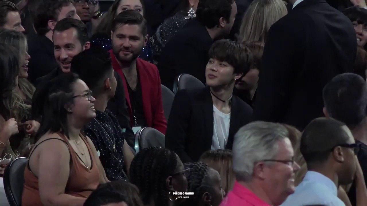 [FANCAM] BTS GREET THE FANS SCREAMING "BTS" IN BILLBOARD CUTE MOMENT ...