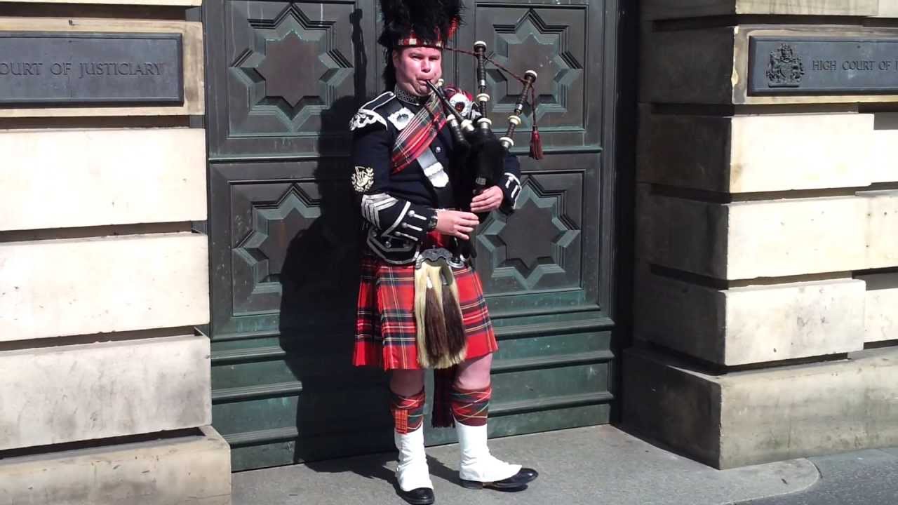 Edinburgh, Scotland. Piper entertains on 'The Royal Mile' 20-4-13 - YouTube