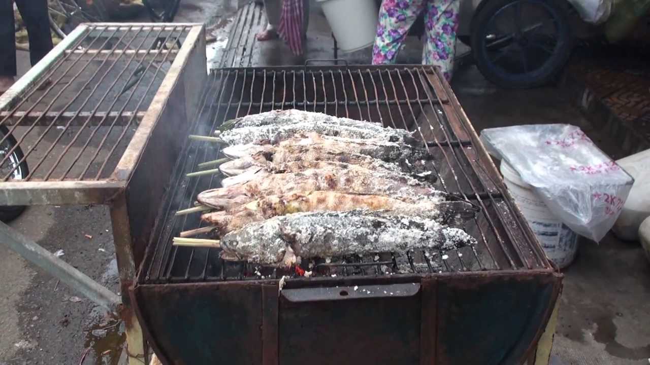 Fresh Salt-coated Mudfish Cooking over Charcoal - Kampong Cham City ...