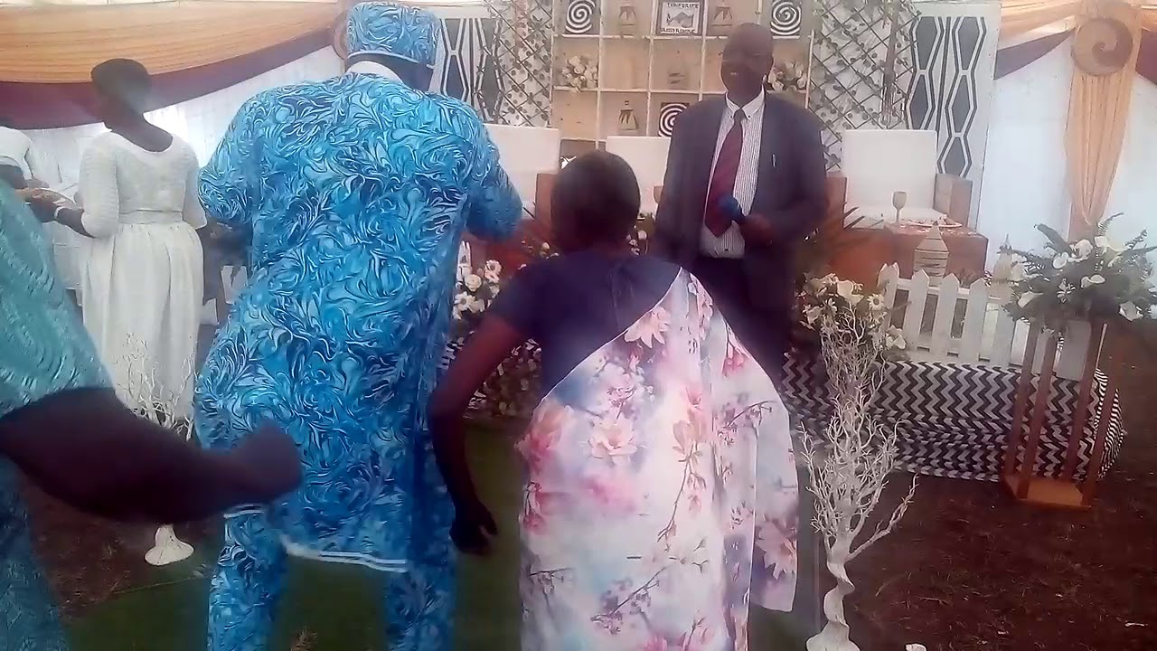 Ubukwe bw' Umunyamakuru Rusakara: Umucecuru yarabyinye arusha Inkumi z ...