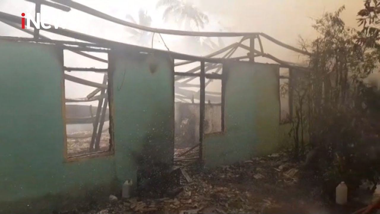 Bangunan Mess Karyawan Pabrik Kulit Terbakar, Petugas Padamkan Api ...
