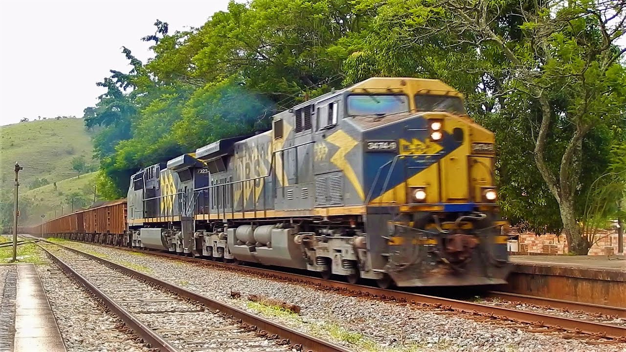 Locomotiva GE AC44i n°3474-9 da MRS liderando um trem de minério ...