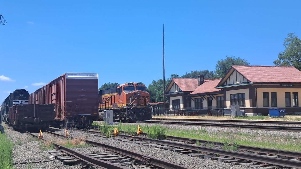 BNSF mainline trains in Oregon, Illinois. - YouTube