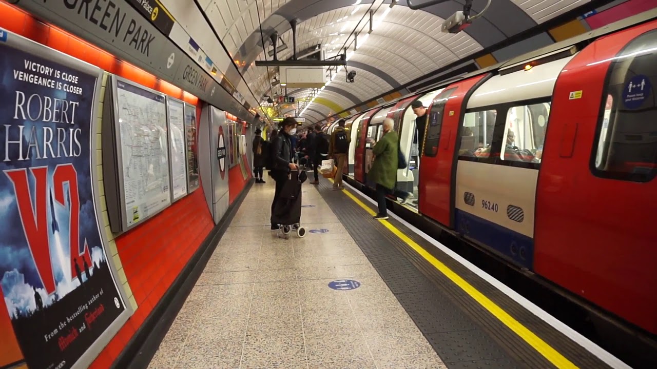 London Underground Jubilee Line 1996 Stock Trains At Green Park 25 ...