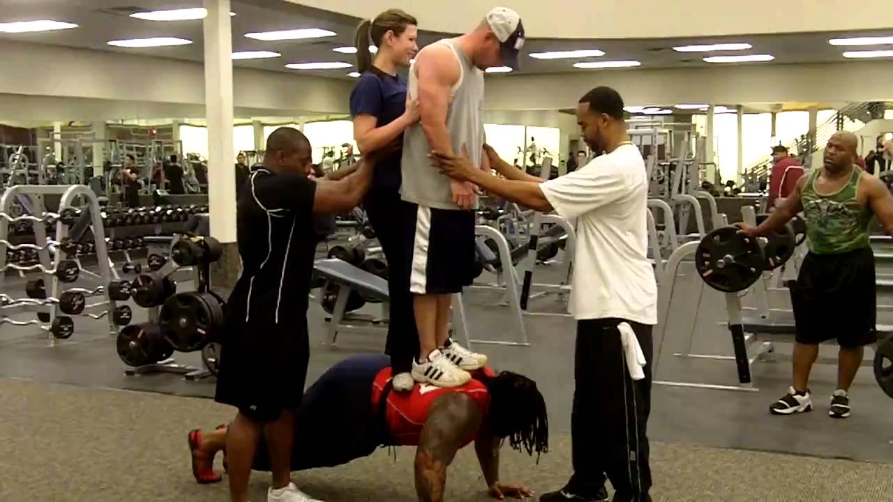 Hulk 2 people push ups - YouTube