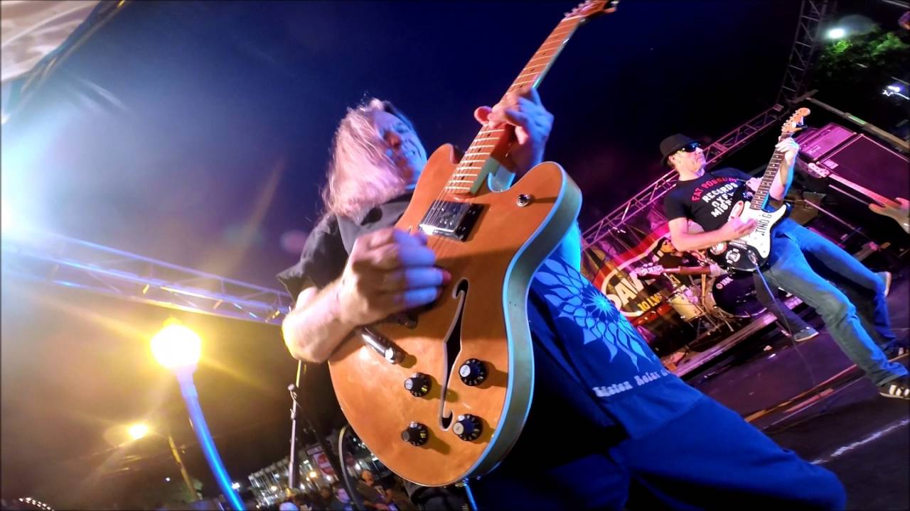 Howling Diablos - Live - YouTube