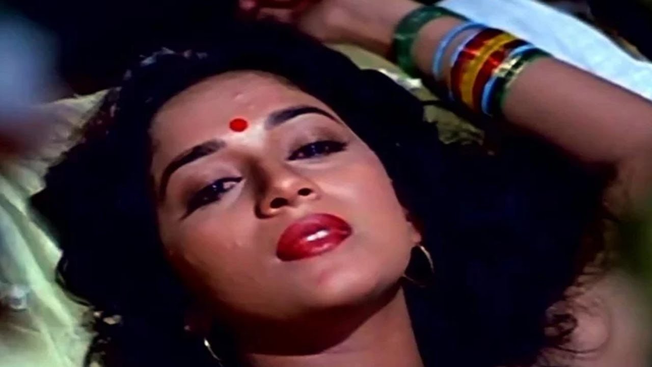 Madhuri Dixit And Vinod Khanna Shoot Intimate Scenes In Dayavan - YouTube