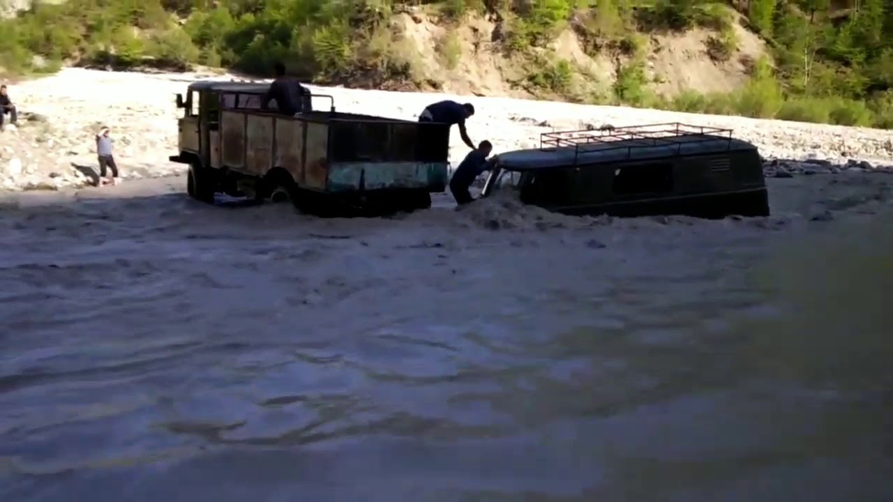 Gaz 66 vs Uaz - YouTube