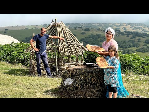 Nomad Ailesi'nden Ahşap ve Çamurla Mutfak Olarak Gazebo İnşası