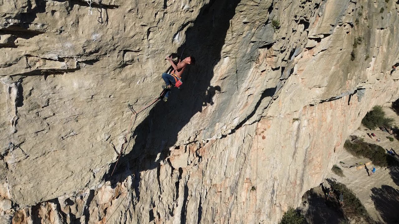 Theo Blass climbing Guerre Future 8c+ (5.14c) in Claret - YouTube