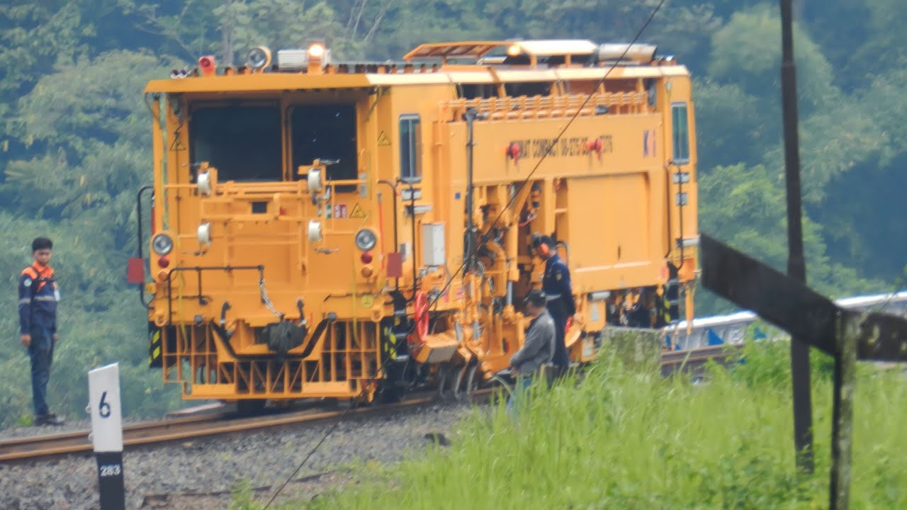 Cara Kerja Kereta Kuning Plasser - YouTube