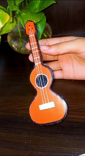 DIY MINI GUITAR 🎸 HOMEMADE PAPER CRAFT #shorts #diy #craft #ytshorts # ...