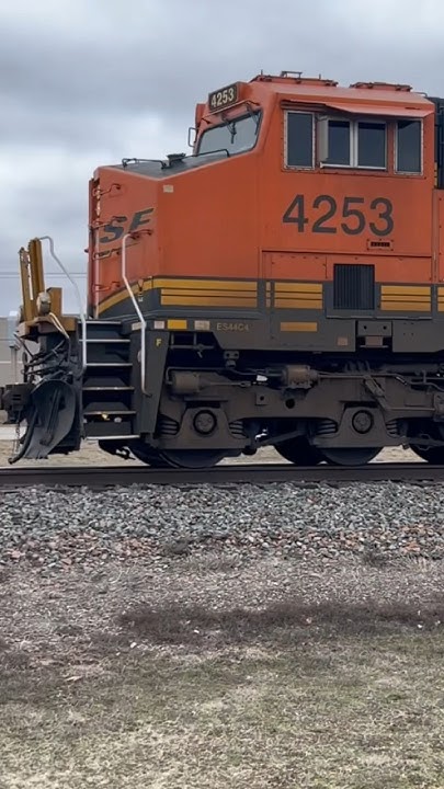 BNSF 4253 leads The Q-LACLPC Through Derby with a H1!!! - YouTube