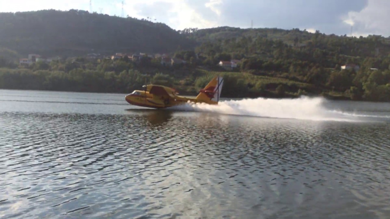 Canadair CL-415 water filling - YouTube
