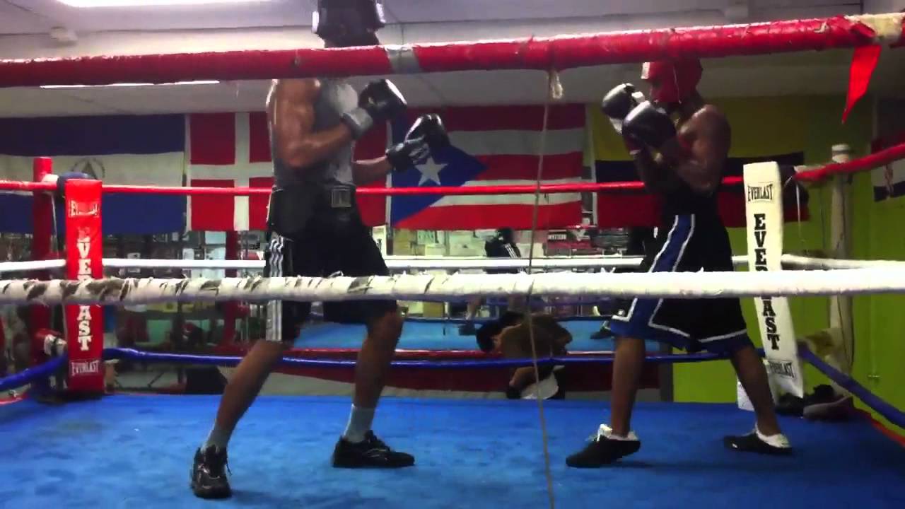 Federico Bambach sparing Roger Caldwell - YouTube