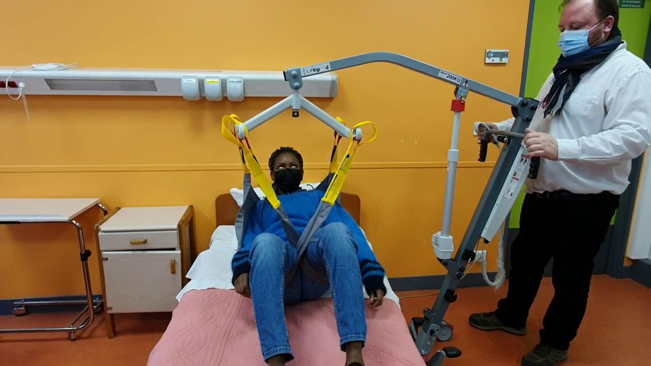 A CARCADO : un lève-malade en salle de soins - YouTube