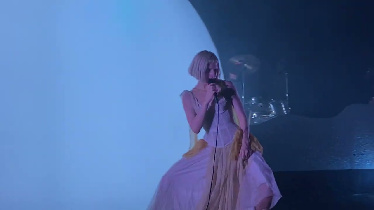 Aurora - Running With The Wolves (Madrid, España 2022) - YouTube