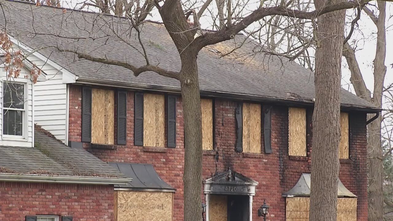 Victim identified after 1 person, 4 dogs killed in Clarence fire - YouTube