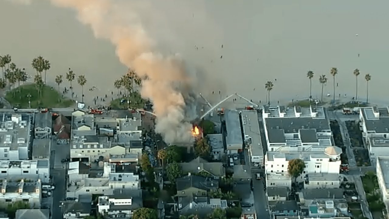 Firefighters respond to dramatic structure fire in Venice - YouTube