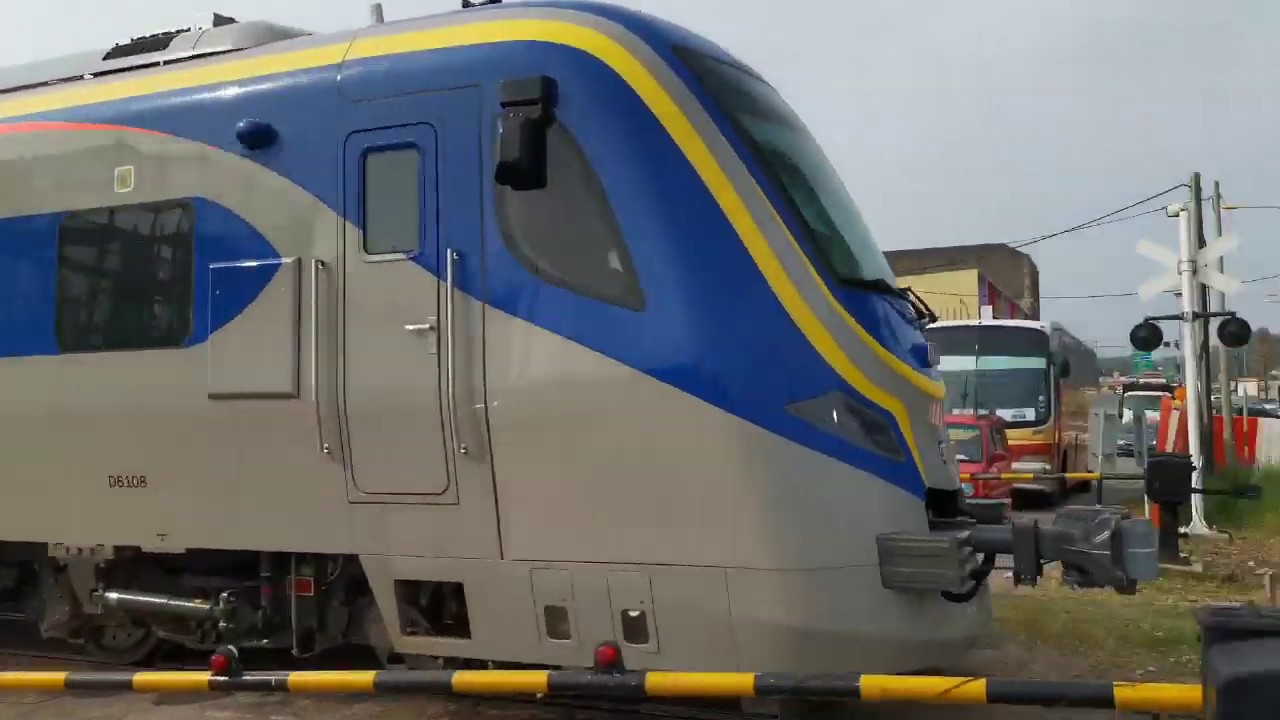 8/9/2019 KTM KM588.50 Segamat, Jalan Muar Railway Crossing - YouTube