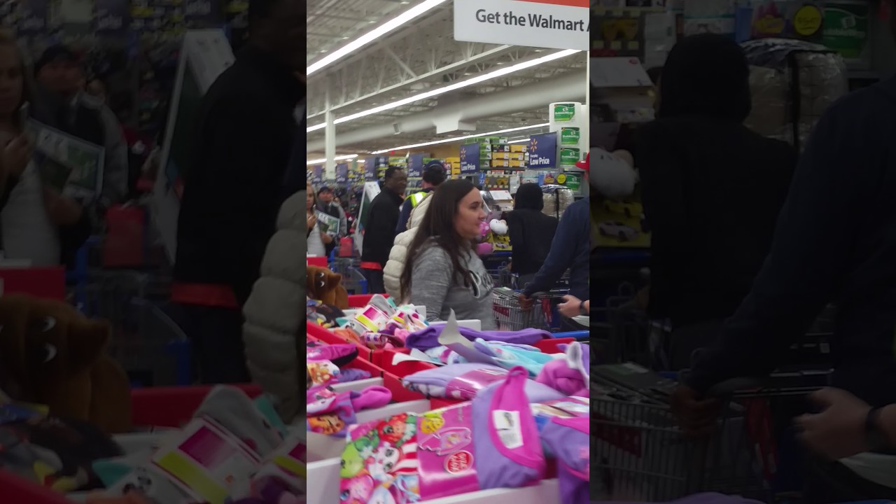 Fight inside Walmart - YouTube