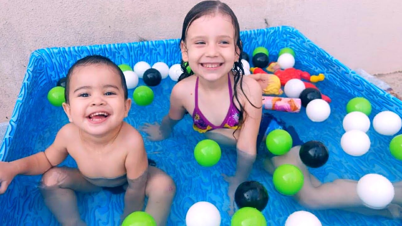 Brincando Na Piscina Com Meu IrmÃozinho Youtube 0004