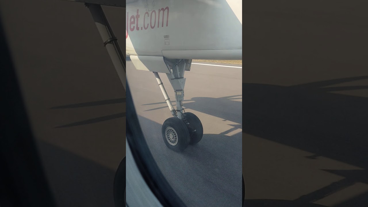 The perfect landing of Airplane - YouTube