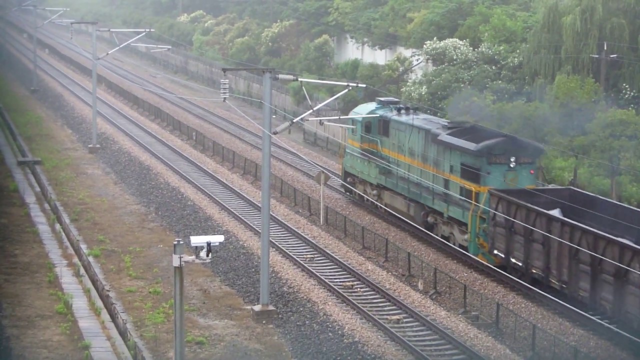 ND5, China Railway freight train 中国铁路 - YouTube