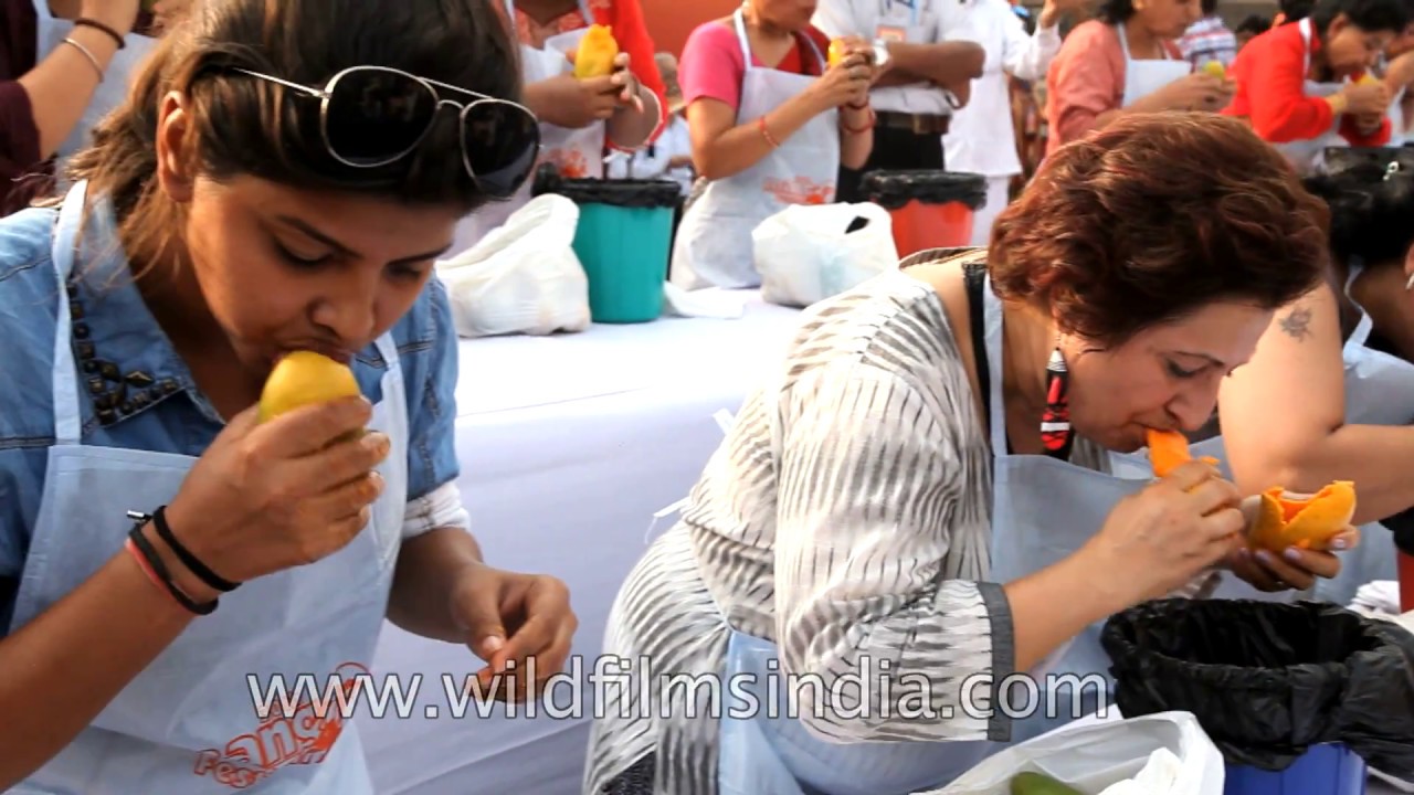 Ladies take part in mango eating competition - Delhi 2018 - YouTube