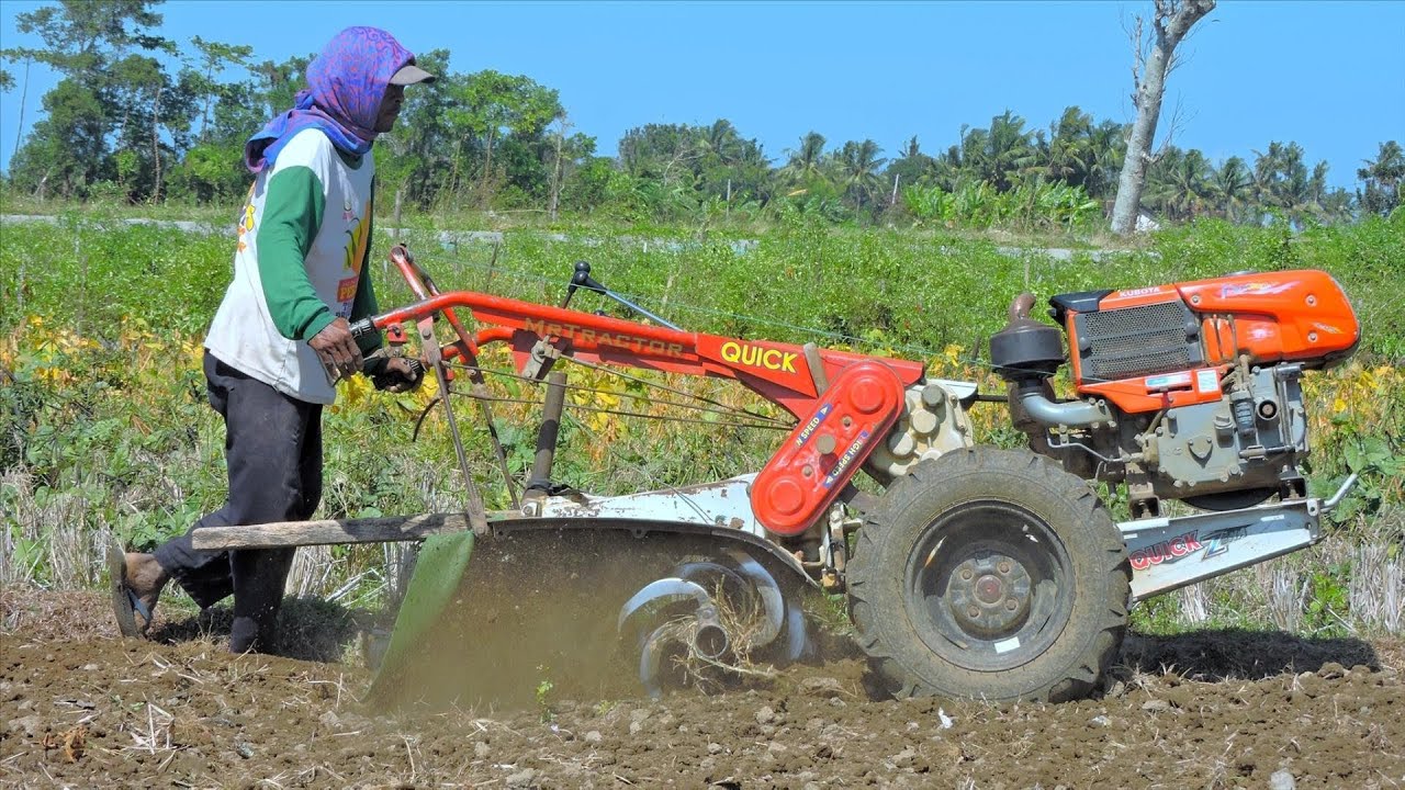 Aksi Menghancurkan Lahan Kering Pakai Taktor Quick Zena Rotari Untuk ...