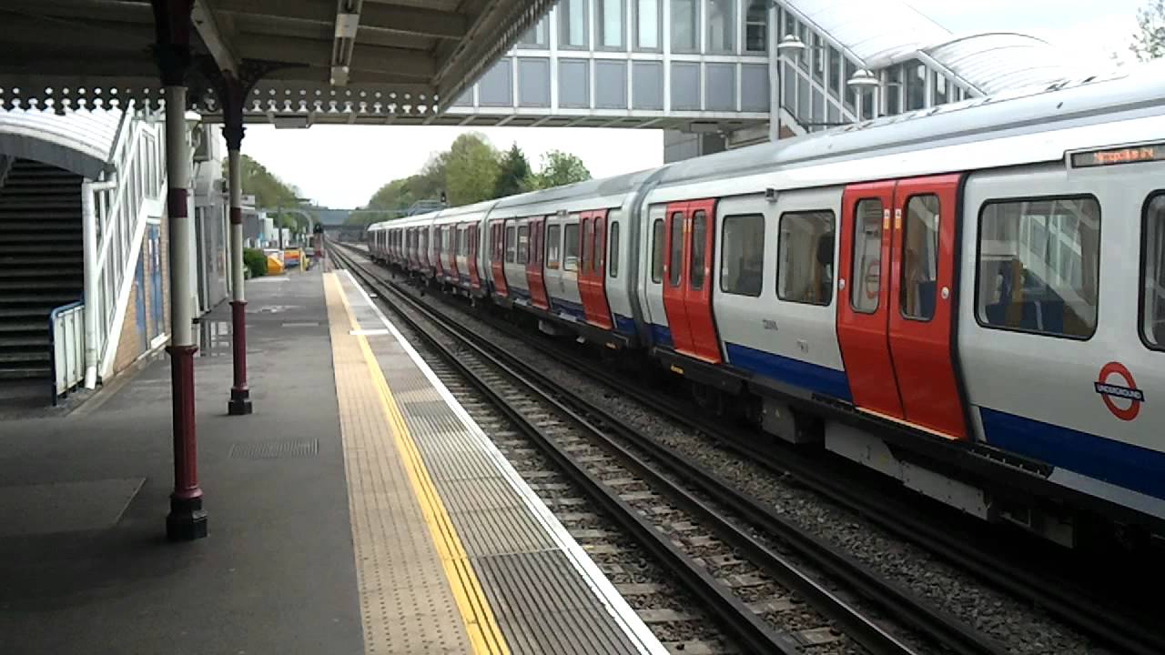 Metropolitan Line S8 Stock 21097/98 arriving at Pinner Station on 08/05 ...