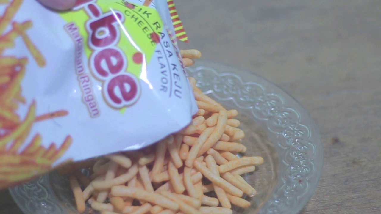 oishi rin - bee stik rasa keju - YouTube