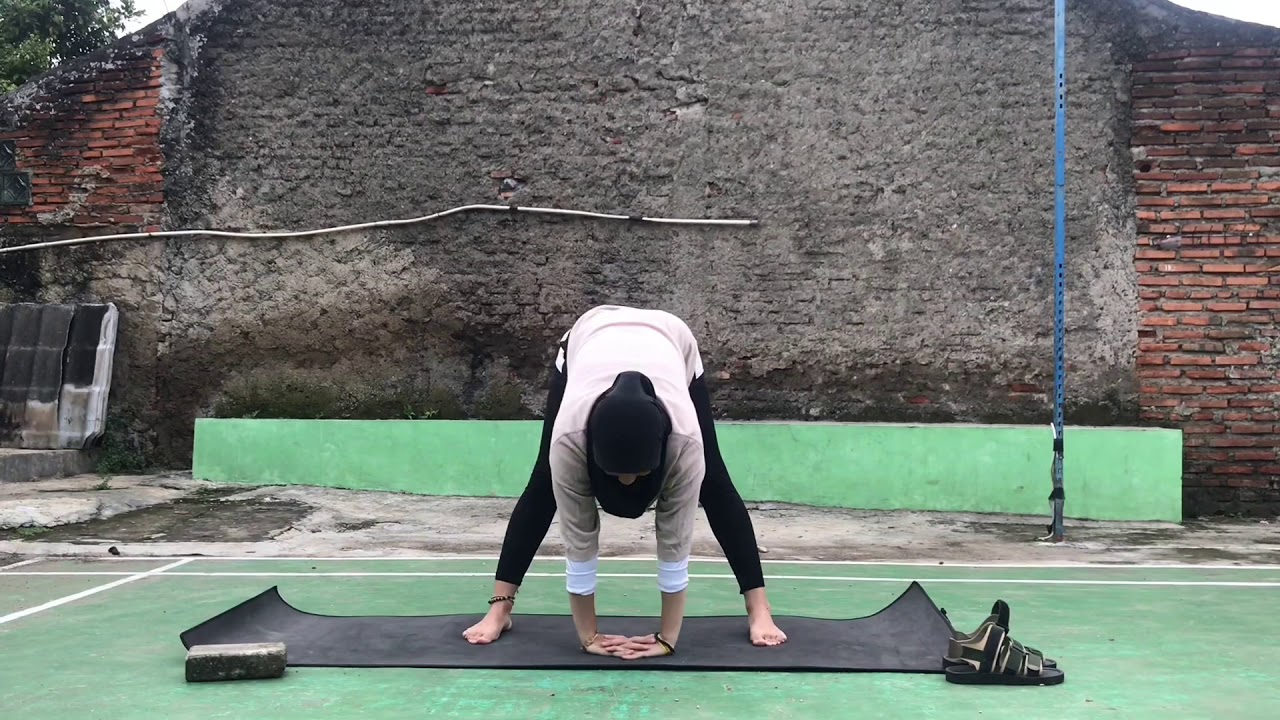 Latihan fleksibilitas untuk melakukan gerakan split. # ...
