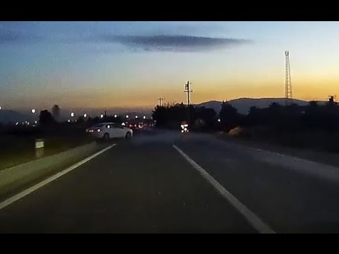 TRAFİK | dikkatsiz kadın yüzünden kaza yapıyordum!