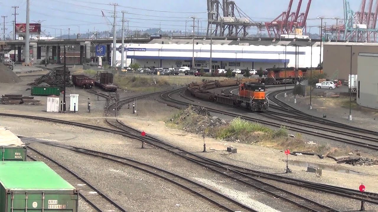 BNSF Switcher shuttles emtpy tables @ Union Pacific Railroad Argo Yard ...