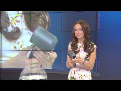 Messemoderatorin Susanne Schöne testet neue Tools und Gadgets auf der IFA 2016 am Stand von N24