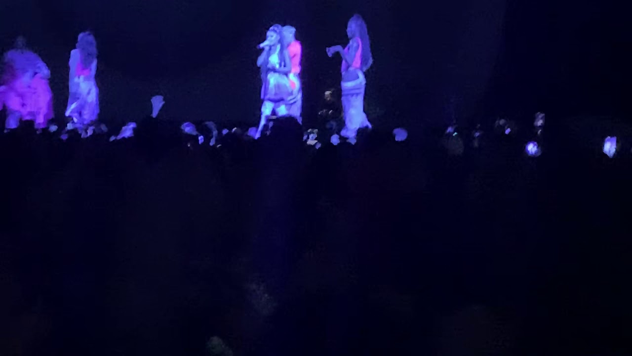 7 ring Ariana Grande performance - YouTube