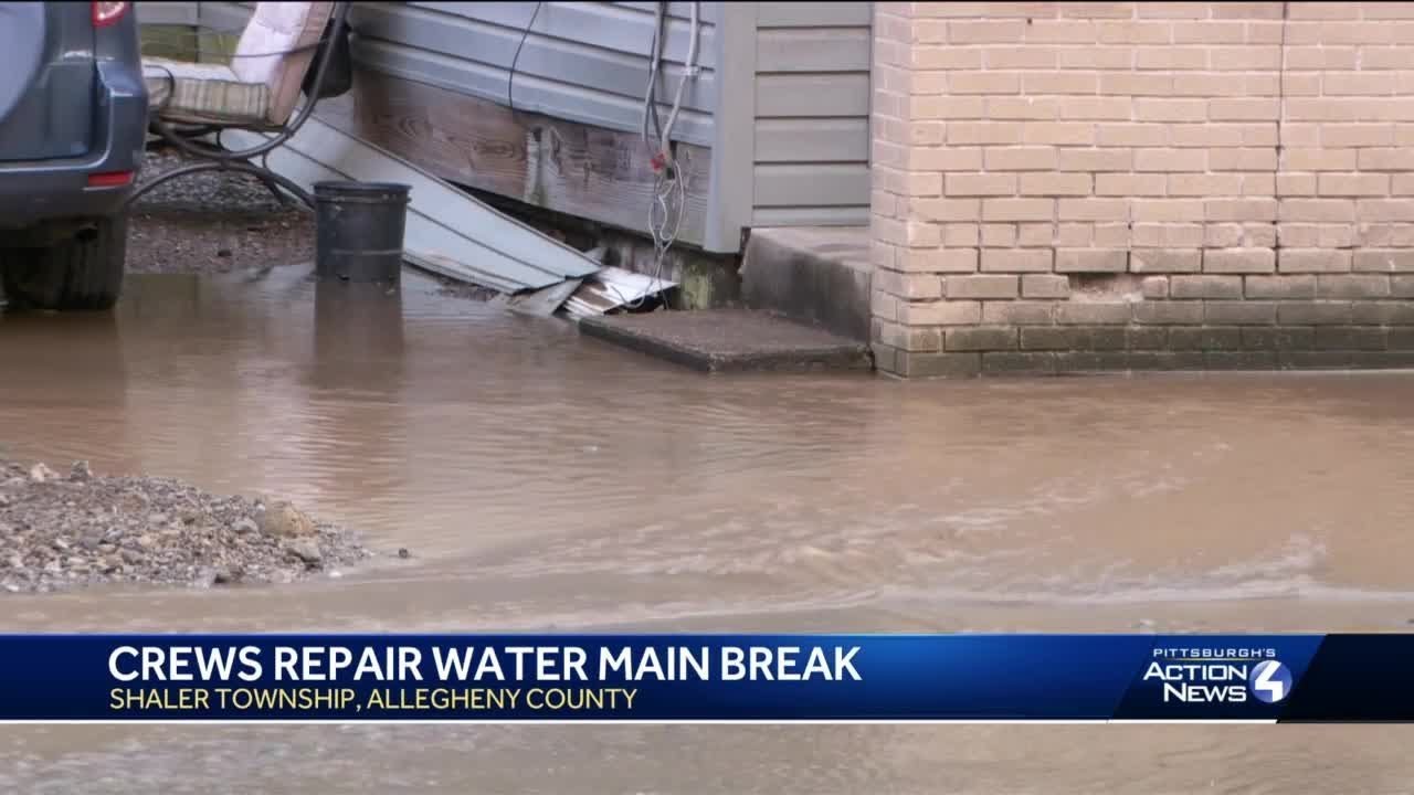 Crews repair water main break - YouTube