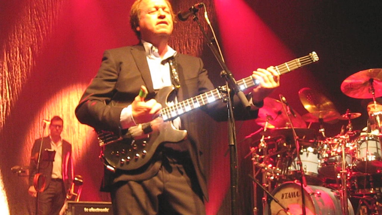 Level 42 - Micro Kid live at Paard van Troje 6-11-2016 - YouTube