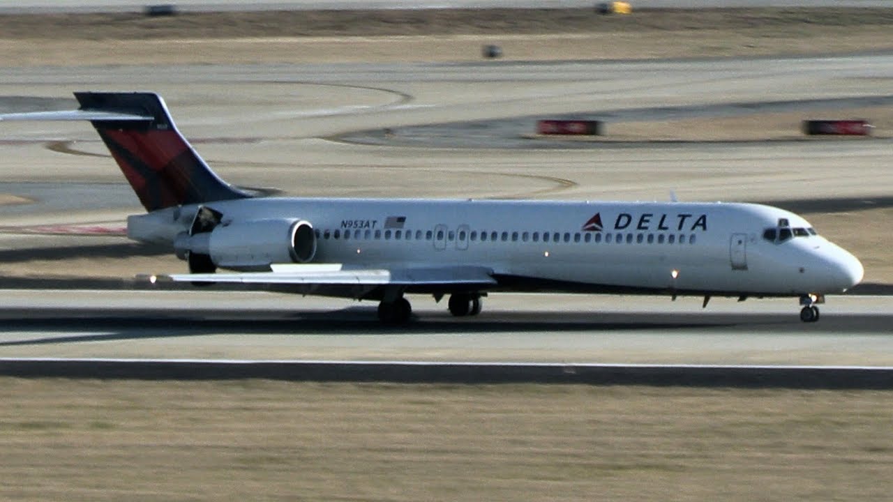 WOULD YOU FLY THIS? Delta Boeing 717 Lands on Atlanta Runway 26R - YouTube