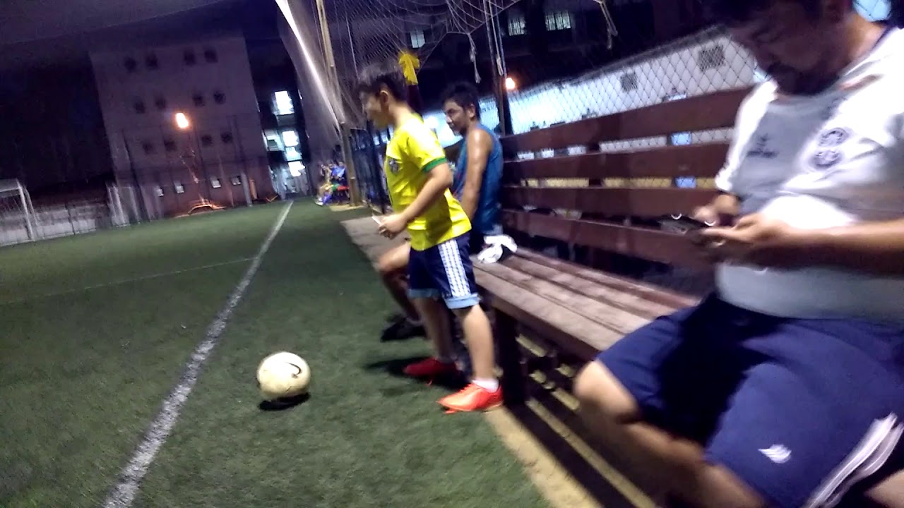 jogando bola com meu amigo - YouTube