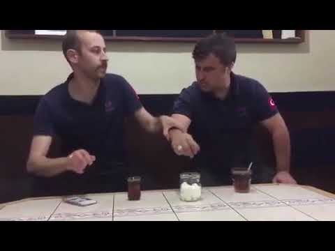 Bütün şekeri çaya atan adam, komik, komik videolar, eğlenceli video