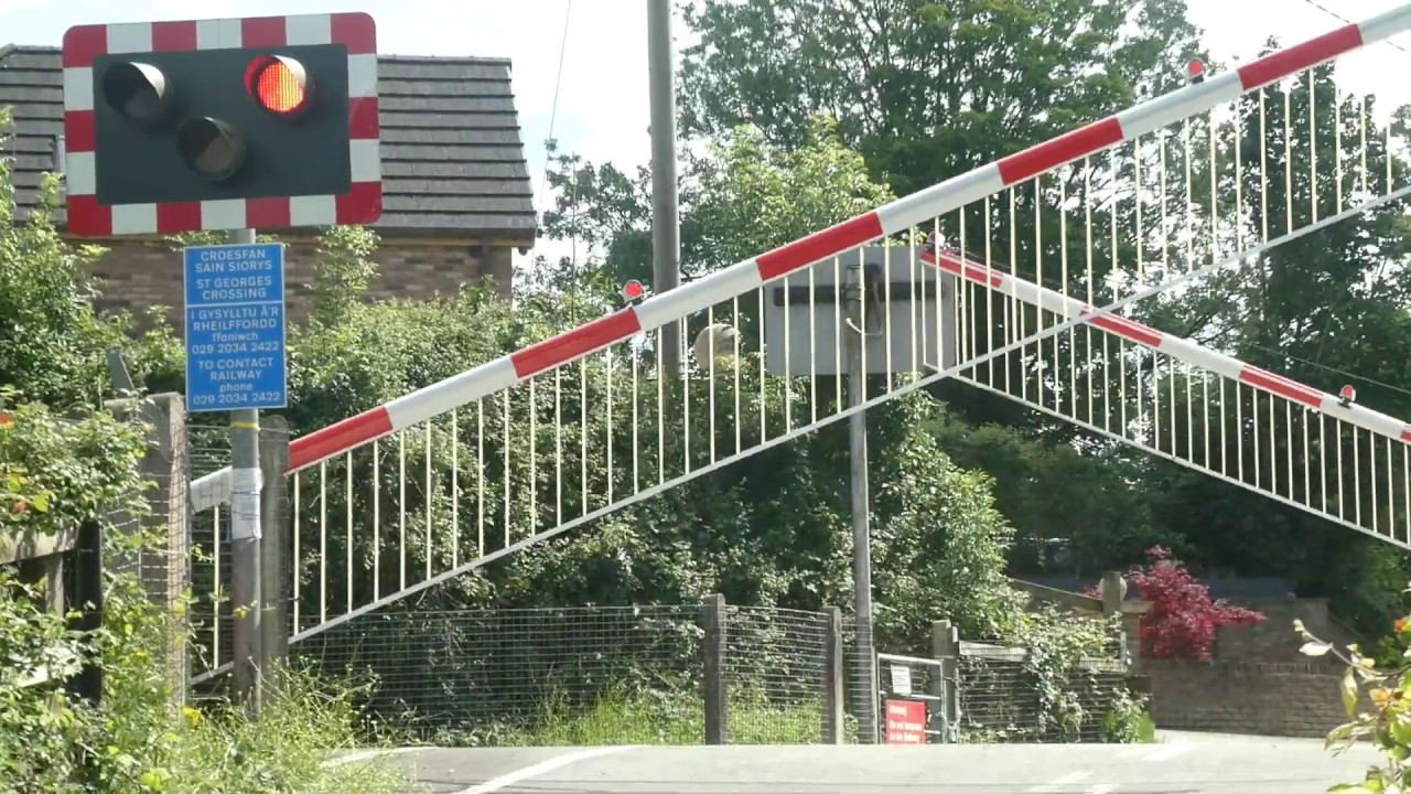 St Georges Level Crossing 20/06/2020 - YouTube