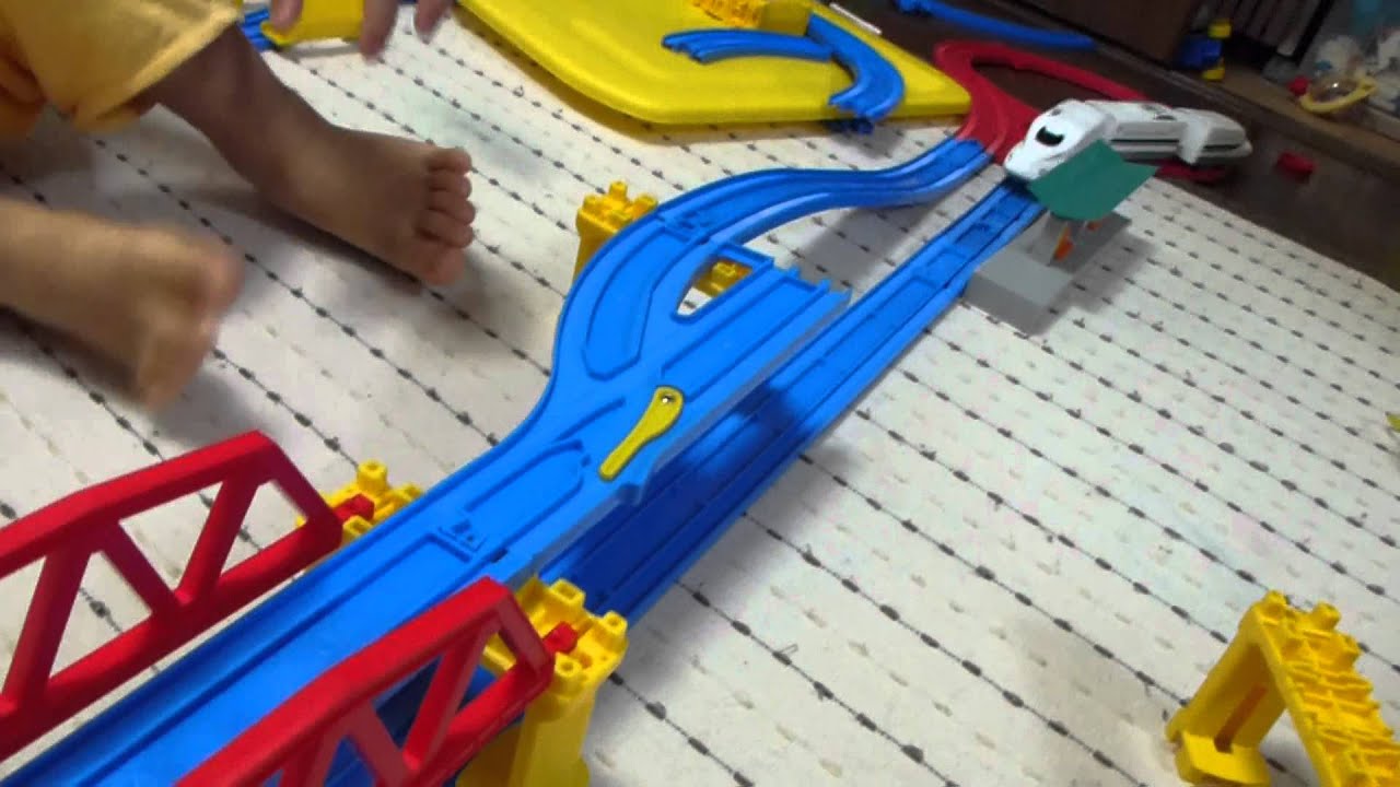 プラレールレイアウト - 高架を利用した往復レイアウト (plarail layout) - YouTube