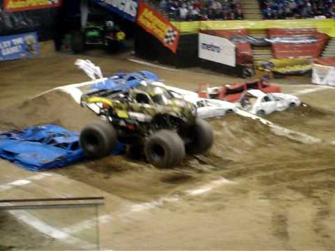 Monster Jam - Airborne Ranger freestyle - YouTube