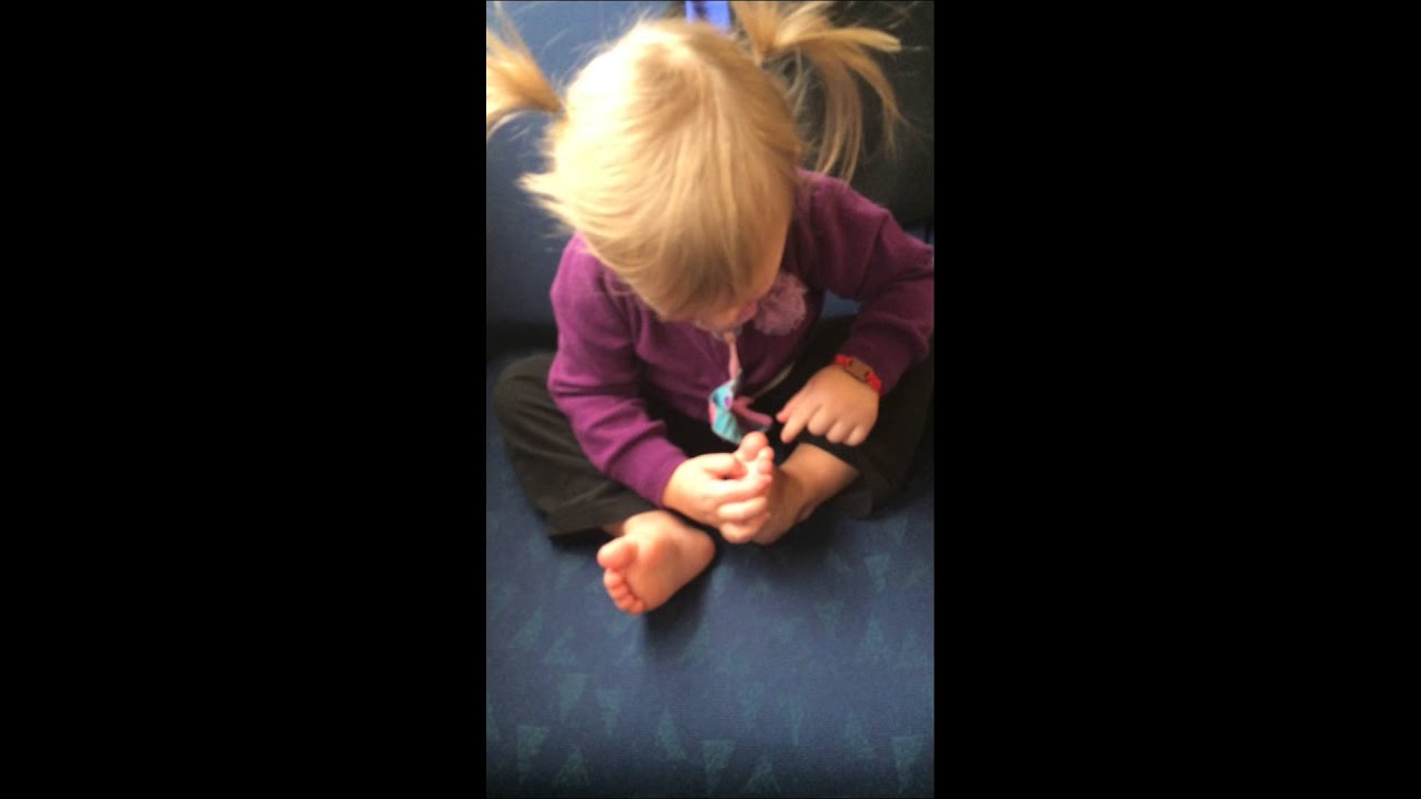 Picking lint out of my toes - YouTube