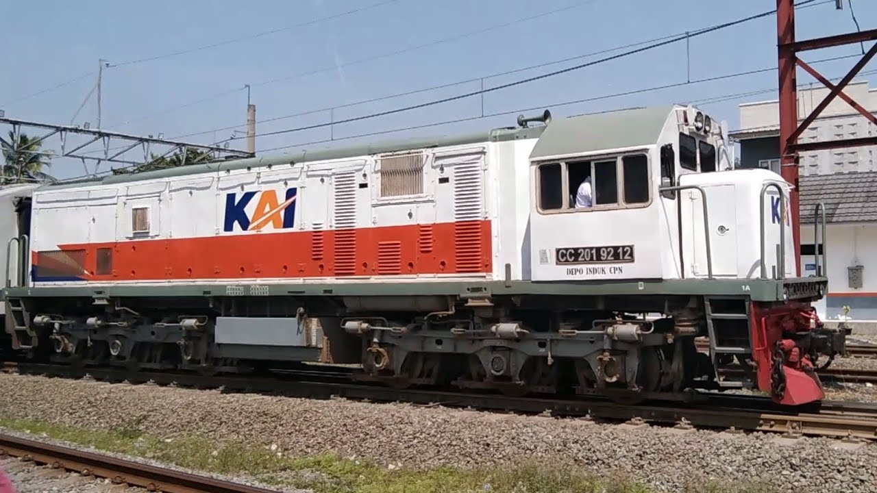 Berburu Lokomotif CC 201 92 12 CPN dengan KA Walahar - YouTube